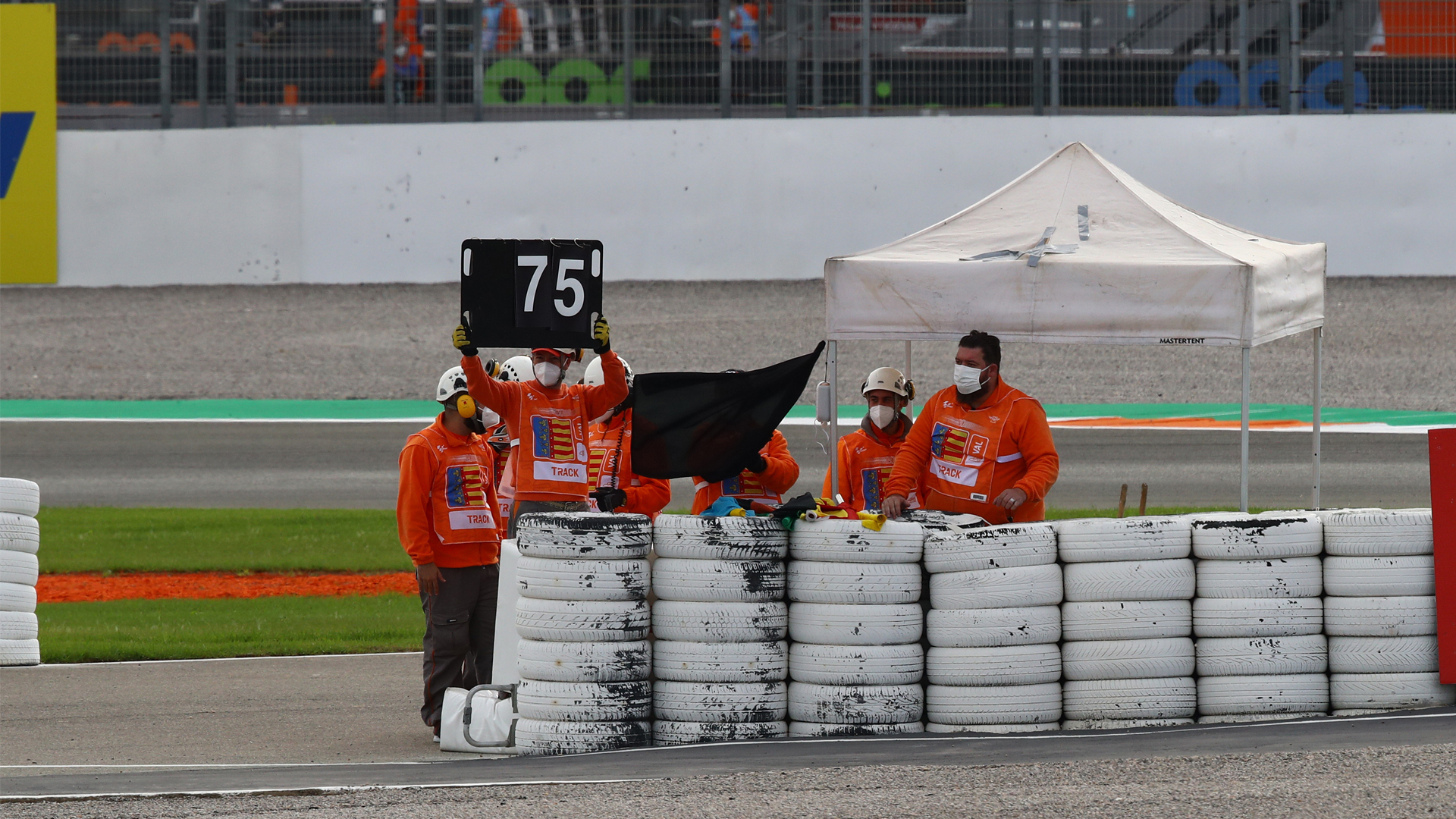 What do the flags represent in sim racing? | Traxion