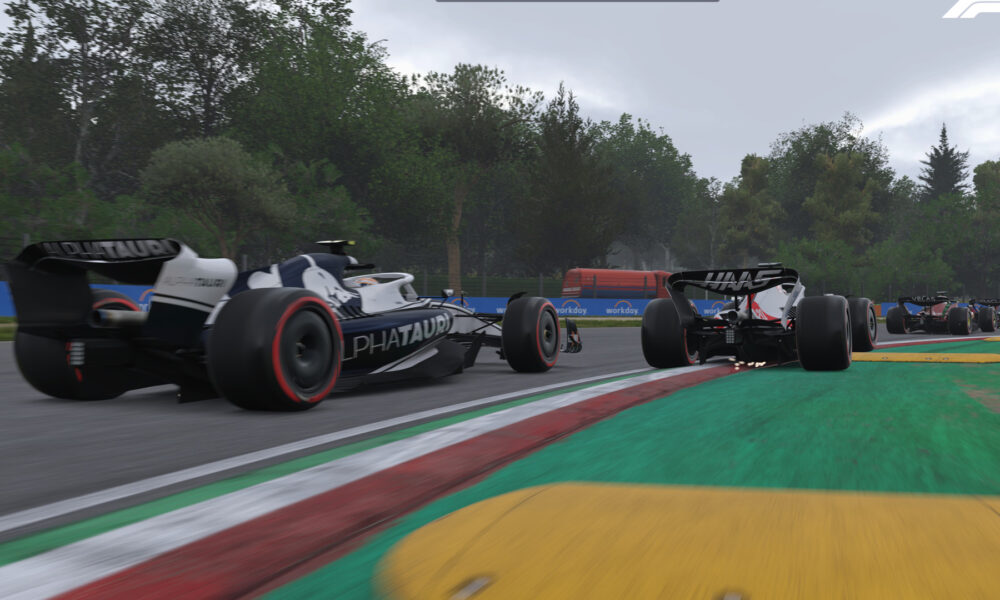 WATCH: Professional driving? F1 2021 splitscreen gameplay | Traxion